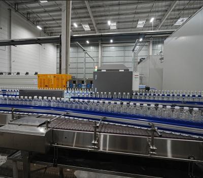 China 42,000 BPH Bottle Transfer System with SUS304 Stainless Steel and R500mm Bending Radius for Water Production Lines for sale