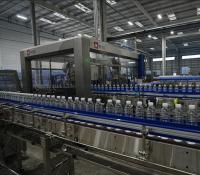 China Hot Melt Glue Labeling Machine 48000 BPH PLC Controlled Automatic Labeler for Beverage Bottles for sale
