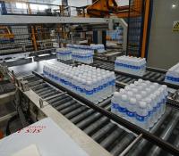 China Double-Lane Gantry Robot Palletizer 42,000 BPH 380V for Bottled Water Production Line for sale