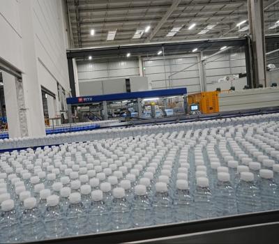 China Dynamic Buffer Platform Bottle Conveyor System with 3 Drive Motors for Water & Beverage Production Lines for sale