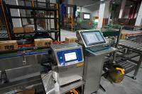 China Industrial Juice Bottle Weighing & Testing Machine with 15-50kg Capacity and ±20g Accuracy for Food & Beverage Packaging for sale