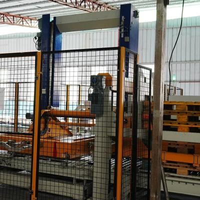 China Robotic Palletizing System That Marshals First and Then Palletizer for Beverage Lines for sale