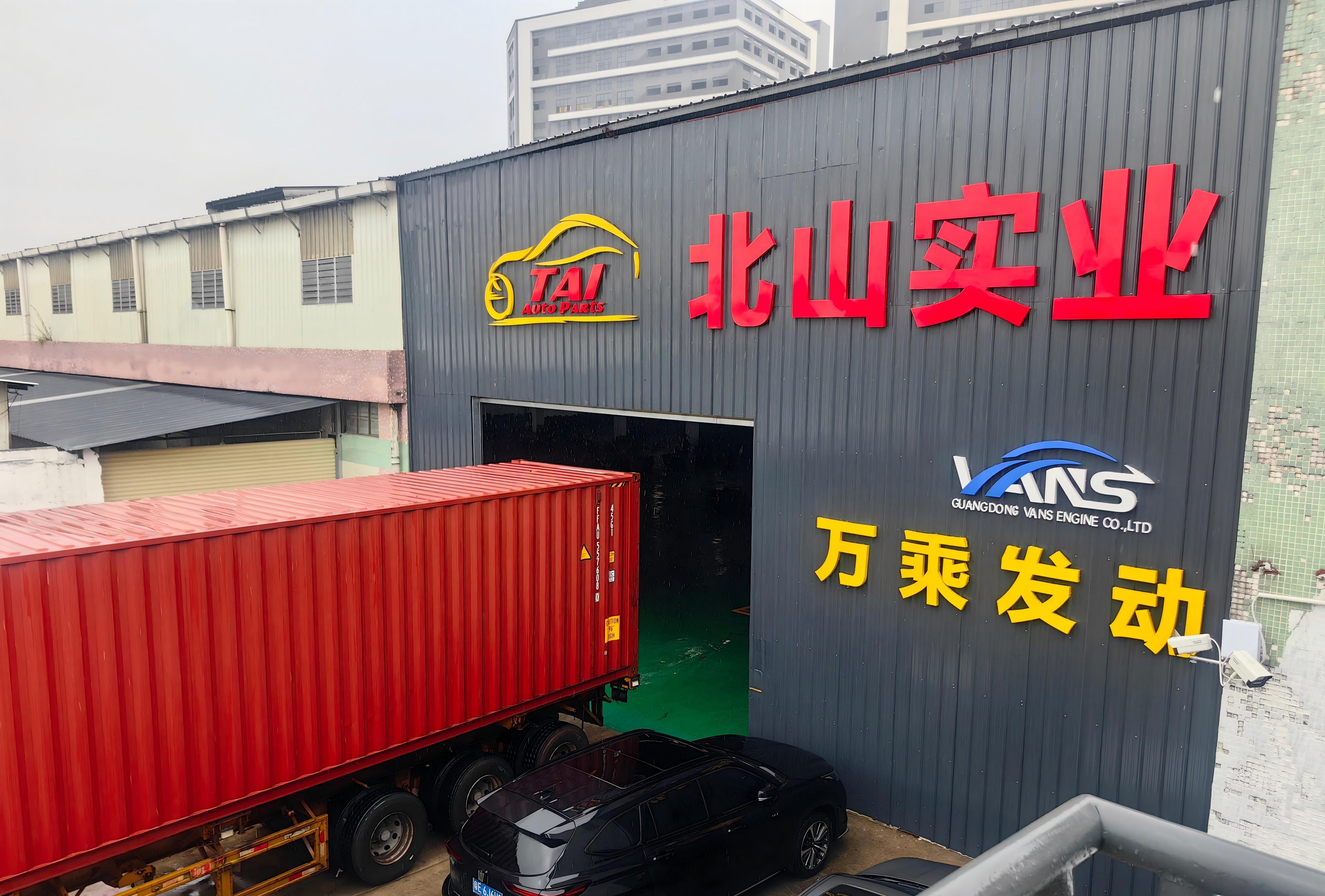 TWOO Auto factory warehouse with shipping container, ready for engine parts export and wholesale delivery