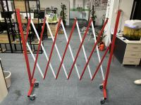 China Metal Type Iron Retractable Fence for Movable Safety Guardrail Isolation in Red Color for sale