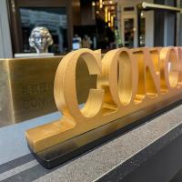 China Custom 3D Gold Mirror Solid Brass Metal Business Signs Wall Letter Store Personalized Signage 5mm Thick for sale