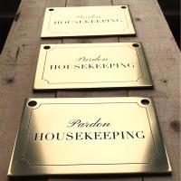 China Custom Brass Plaque Sign UV Protected Outdoor Signage for Corporate Gift 2mm Thick for sale