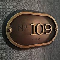 China Custom Size Metal Wall Plaque Anti-Fade Outdoor Signage for Hotel Resort Decoration 2 Year Warranty for sale