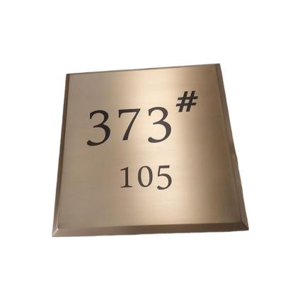 China Custom Brass Aluminum Metal Plaques Engraved Signage with Spray Painting Anodizing 2mm Thick for sale