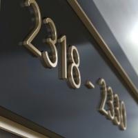 China Custom Brass Aluminium Wayfinding Signage Plate UV Printed Door Number for Hotel Business for sale