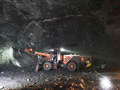 China Fully Hydraulic Jumbo Rock Drill Small And Medium Sized Tunnel Drilling Equipment for sale