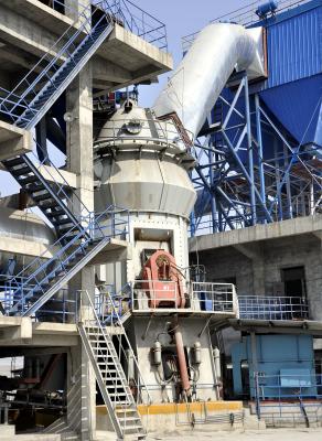 China HVM Series Vertical Bentonite Grinding Mill 1-45 t/h Capacity 55-710 kW Motor for Calcium Carbonate Powder for sale