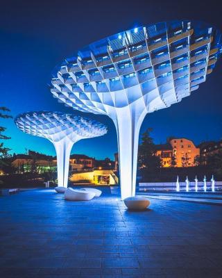 China Brushed Glowing Stainless Steel Tree Form with Canopy for Building Exterior Decoration for sale