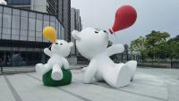 China Customizable Giant White Bear Sculpture Luxury Outdoor Animal Art Colorful Balloons for sale