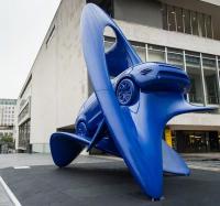 China Abstract Car Sculpture with Dynamic Fluid Lines - Modern Automotive Art for sale