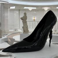 China Giant Avant-Garde High Heel Sculpture-Black Fiberglass Art Installation for Luxury Interior Commercial Temple & Bedroom Spaces for sale