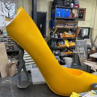 China Giant Avant-Garde High Heel Sculpture-Black Fiberglass Art Installation for Luxury Interior Commercial Temple & Bedroom Spaces for sale