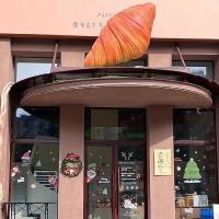 China Commercial Custom Resin 3D Fashion Sculpture Hand-Painted & Handmade Large Decorative Statue for Restaurants for sale
