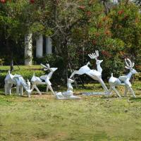 China Hot Selling Handmade Artistic Fiberglass Resin Christmas Deer Sculpture White Geometric Design Customizable Size for sale