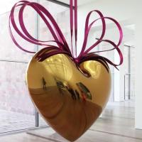 China Wholesale Artists Famous Modern Fiberglass Hanging Heart Sculpture for Shopping Mall for sale
