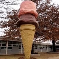 China Resin Ice Cream Cone Statue Large  Sculpture for Windows Display Decoration Fiberglass-giant-ice-cream-sculpture Candy Sculpture for sale