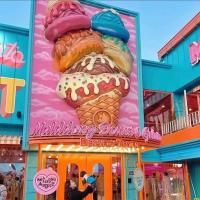 China Commercial Custom Resin Sculpture Fiberglass Fiberglass Cartoon  Colorful Arch Statue for sale