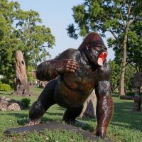 China Lifelike Gorilla Sculpture Fiberglass Primate Statue For Zoo Jungle Themed Parks for sale