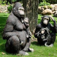 China Lifelike Gorilla Sculpture Fiberglass Primate Statue For Zoo Jungle Themed Parks for sale