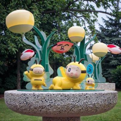 China Cute Cartoon Bee Sculpture - Playful Fiberglass Honeybee Decor for Kids' Gardens & Nurseries for sale