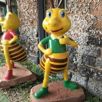 China Cute Cartoon Bee Sculpture - Playful Fiberglass Honeybee Decor for Kids' Gardens & Nurseries for sale