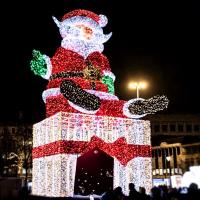 China Elegant Stainless Steel Acrylic Christmas Santa Claus Sculpture RGB LED Lights Hand Forged Customized Shape Outdoor Indoor for sale