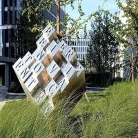 China Modern Stainless Steel Cube-Shaped Decorative Sculptures with Lighting Effect for Indoor & Outdoor Shopping Mall Exhibitions for sale
