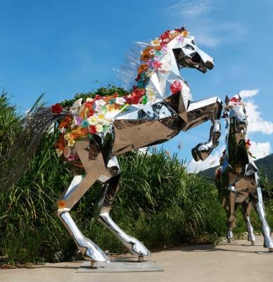 China Large Dynamic Horse Statue Outdoor Decor Shiny Stainless Steel Sculpture for sale