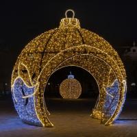 China Metal Craft Light Sculpture Giant Archway Outdoor Christmas Ornament with Waterproof LED Lights for Street Commercial Decoration for sale