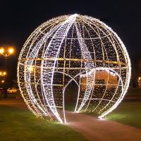 China Metal Craft Light Sculpture Giant Archway Outdoor Christmas Ornament with Waterproof LED Lights for Street Commercial Decoration for sale