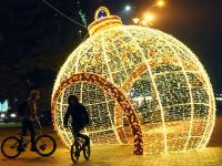 China Large Metal Frame Illuminated Sphere Sculpture With LED Lights For City Square for sale