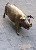 China Custom Animal Sculpture Metal Brass Bronze Pig Statue Life Size Garden Decoration Durable Outdoor Metal Craft Sculpture for sale