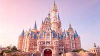 China 8m Large European Fairytale Castle Sculpture in Fiberglass Resin with Pastel-Colored Details for sale
