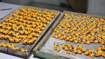 China Custom 3D Cartoon Monkey Resin Figurine Keychain with High-Density Solid Resin and Hand-Painted Craftsmanship for sale
