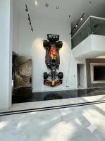China Custom Wall-Mounted Fiberglass Formula 1 Model, Wear-Resistant Racing Sculpture for Gallery & Mall Decor for sale
