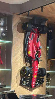 China Custom Wall-Mounted Fiberglass Formula 1 Model, Wear-Resistant Racing Sculpture for Gallery & Mall Decor for sale