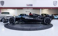 China Life Size High-Strength Fiberglass Racing Car Sculpture with Dynamic Aerodynamic Design for sale