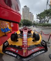 China Life Size High-Strength Fiberglass Racing Car Sculpture with Dynamic Aerodynamic Design for sale