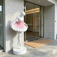 China Life Size Fiberglass Ballerina Sculpture with Gradient Tutu Skirt and Automotive Grade Paint for sale