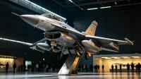 China Large-Scale Aviation Streamline Art Sculpture with 1:1 Simulation Scale and Automotive Grade Paint for Customized Designs for sale