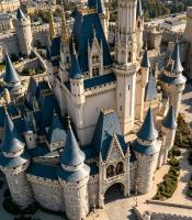 China Fairytale Castle Sculpture with 304/316 Stainless Steel and Automotive Grade Paint for sale
