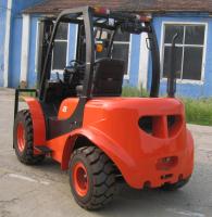 China Automatic Rough Terrain Forklift 2.5 Ton 2 Wd Low Emission Compact Construction for sale