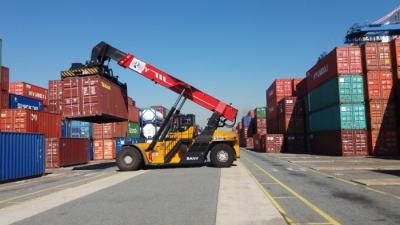 China Heavy Duty Reach Stacker Forklift 45 Ton 15100mm Lift Height Red Color for sale