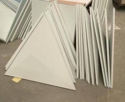 China Aluminum Triangular Clip-In Ceiling For Convention Center Wall Decoration for sale
