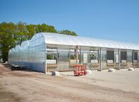 China PE Plastic Film Strawberry Plant Greenhouse With Hydroponics System for sale
