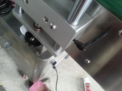China PLC Screen Adhesive Labeling Machine Ss304 Bottle Sticker Machine for sale